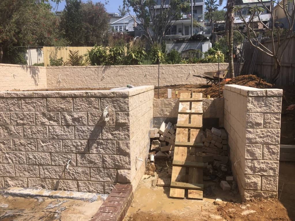 Curl Curl – Retaining Wall (Splitface block) – Eurobrick